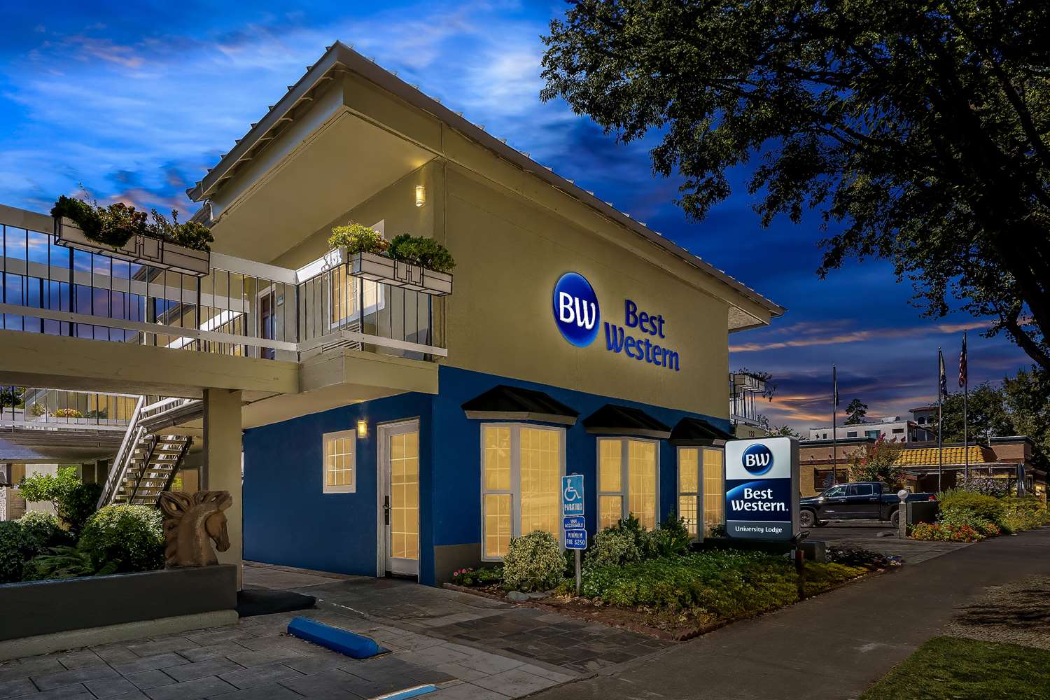 Best Western University Lodge | Rooms & Rates
