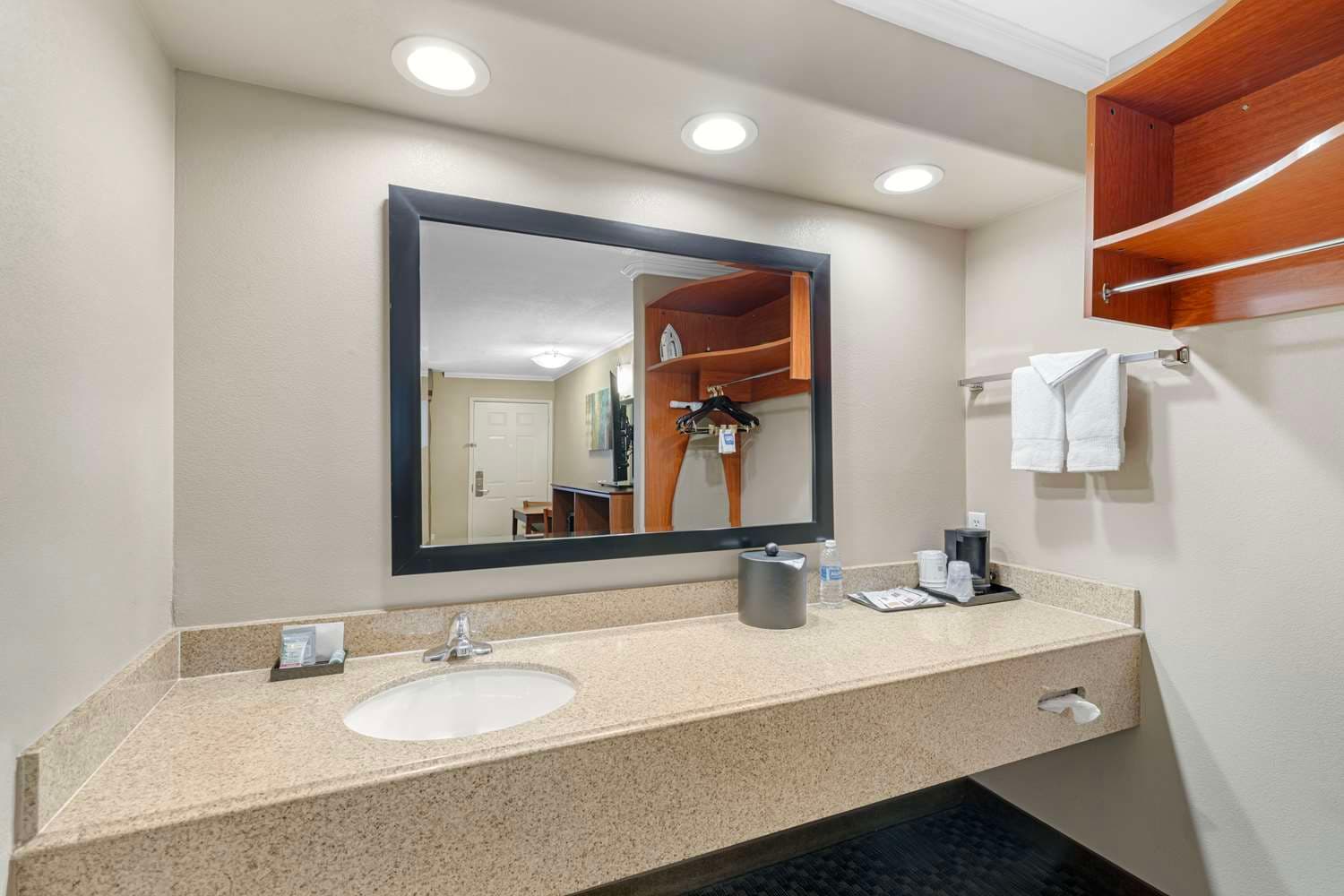 Best Western Oxnard Inn | Rooms & Rates