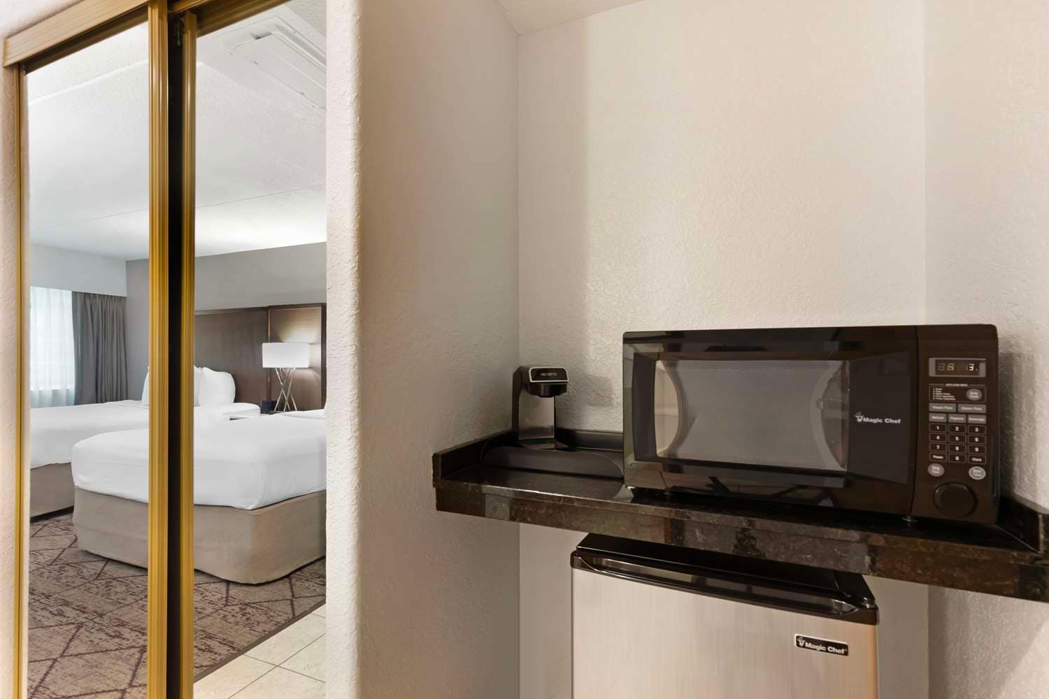 Best Western Plus Longbranch Hotel & Conv Center | Rooms & Rates