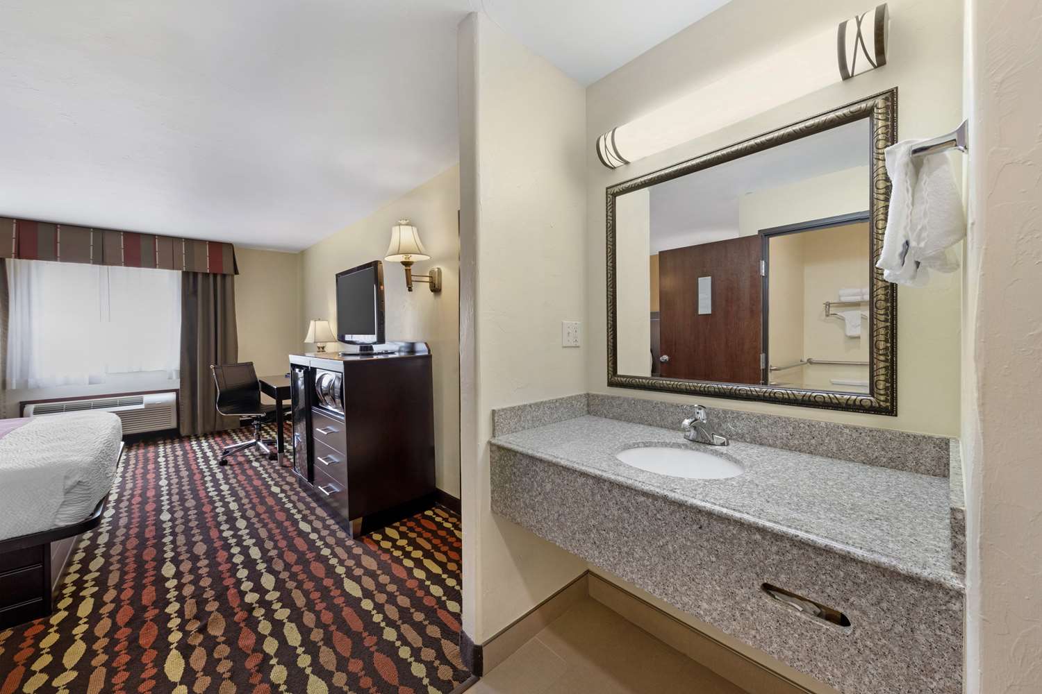 Best Western Plus Greentree Inn & Suites | Rooms & Rates