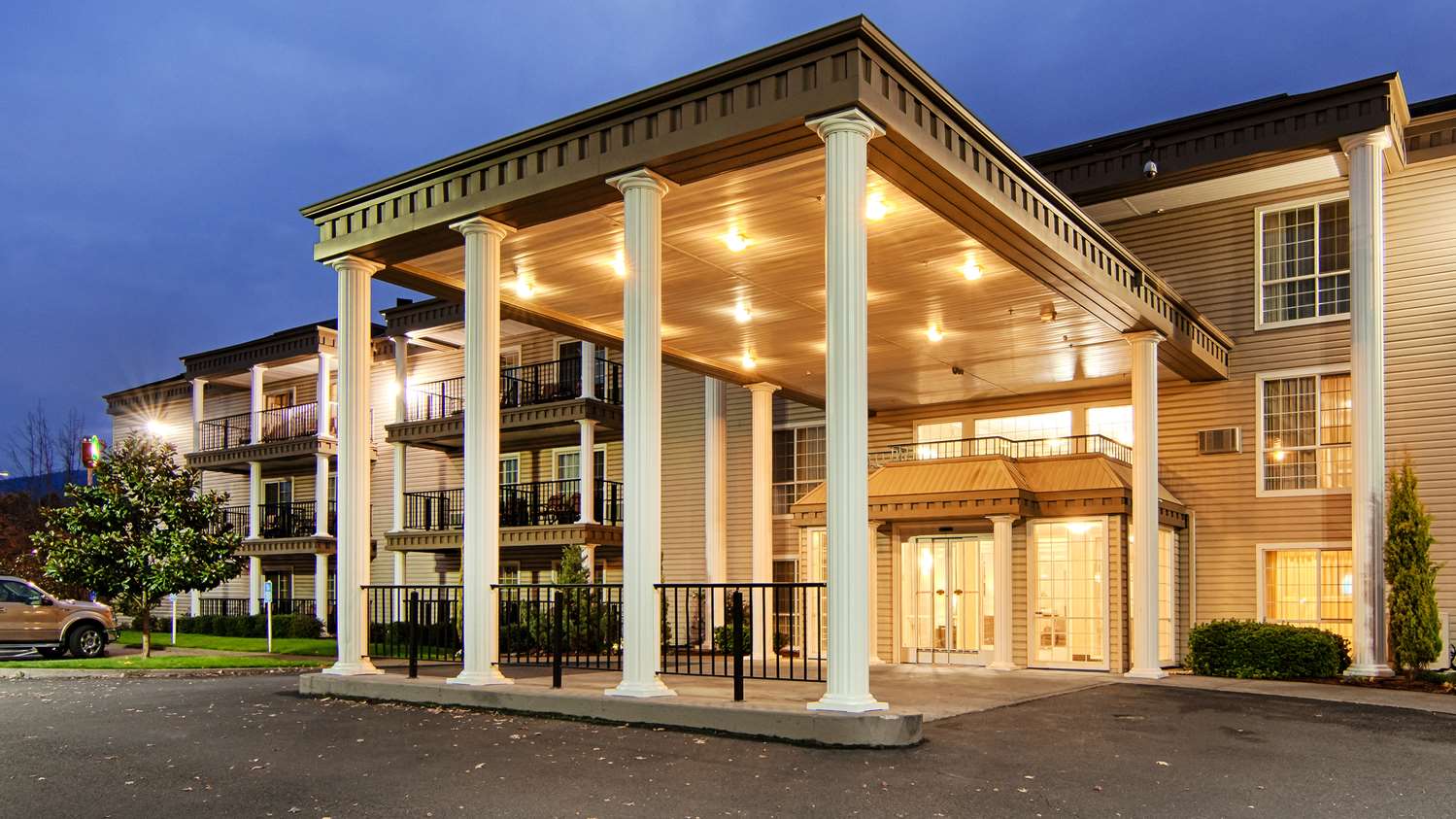 Best Western Plus Grand Manor Inn | Hotel Rooms