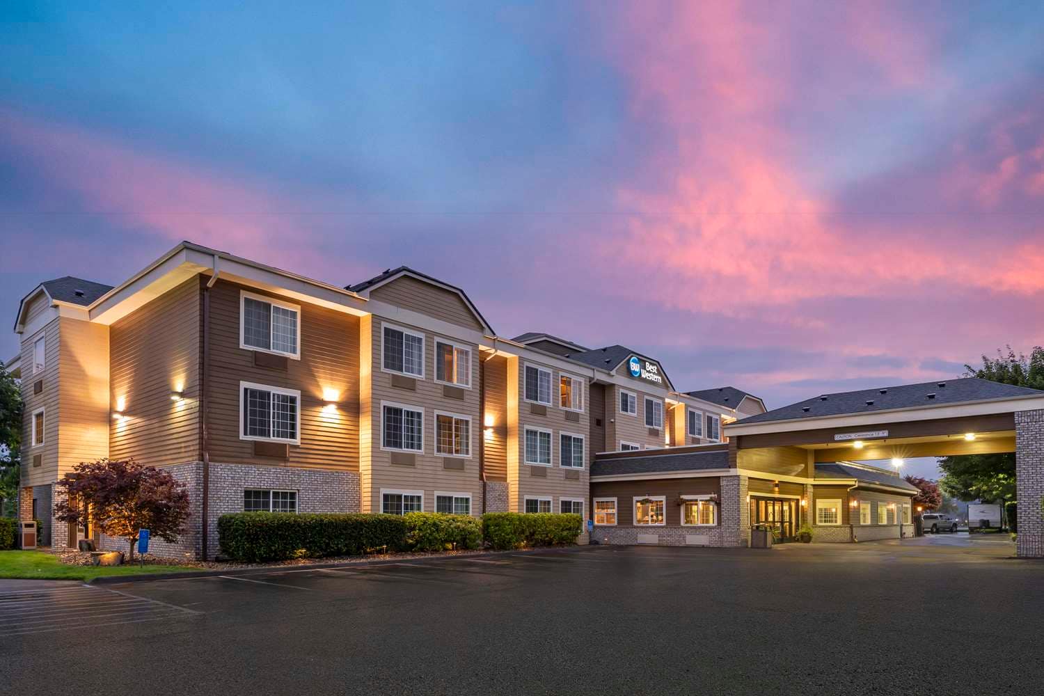 Hotel in Astoria | Best Western Columbia River Waterfront Hotel Astoria