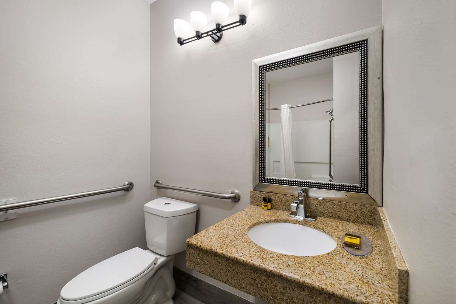 Best Western Plus Lake Dallas Inn & Suites | Rooms & Rates