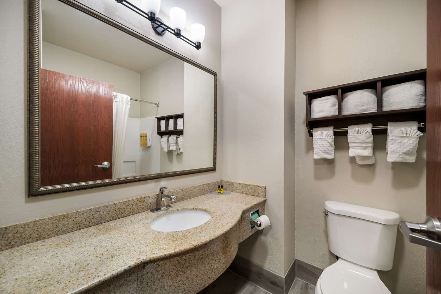 Best Western Plus Lake Dallas Inn & Suites | Rooms & Rates