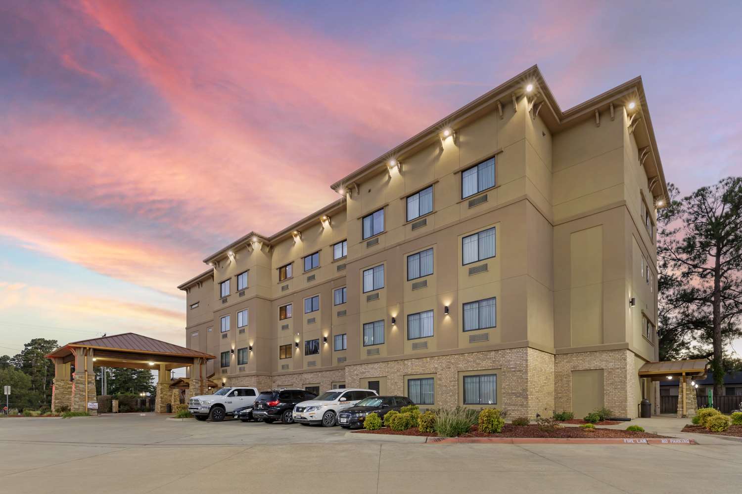 Best Western Plus Classic Inn & Suites | Hotel Rooms