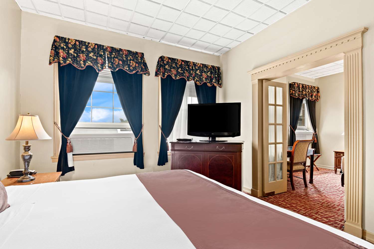 Sure Stay Signature Collection Genetti Hotel | Rooms & Rates