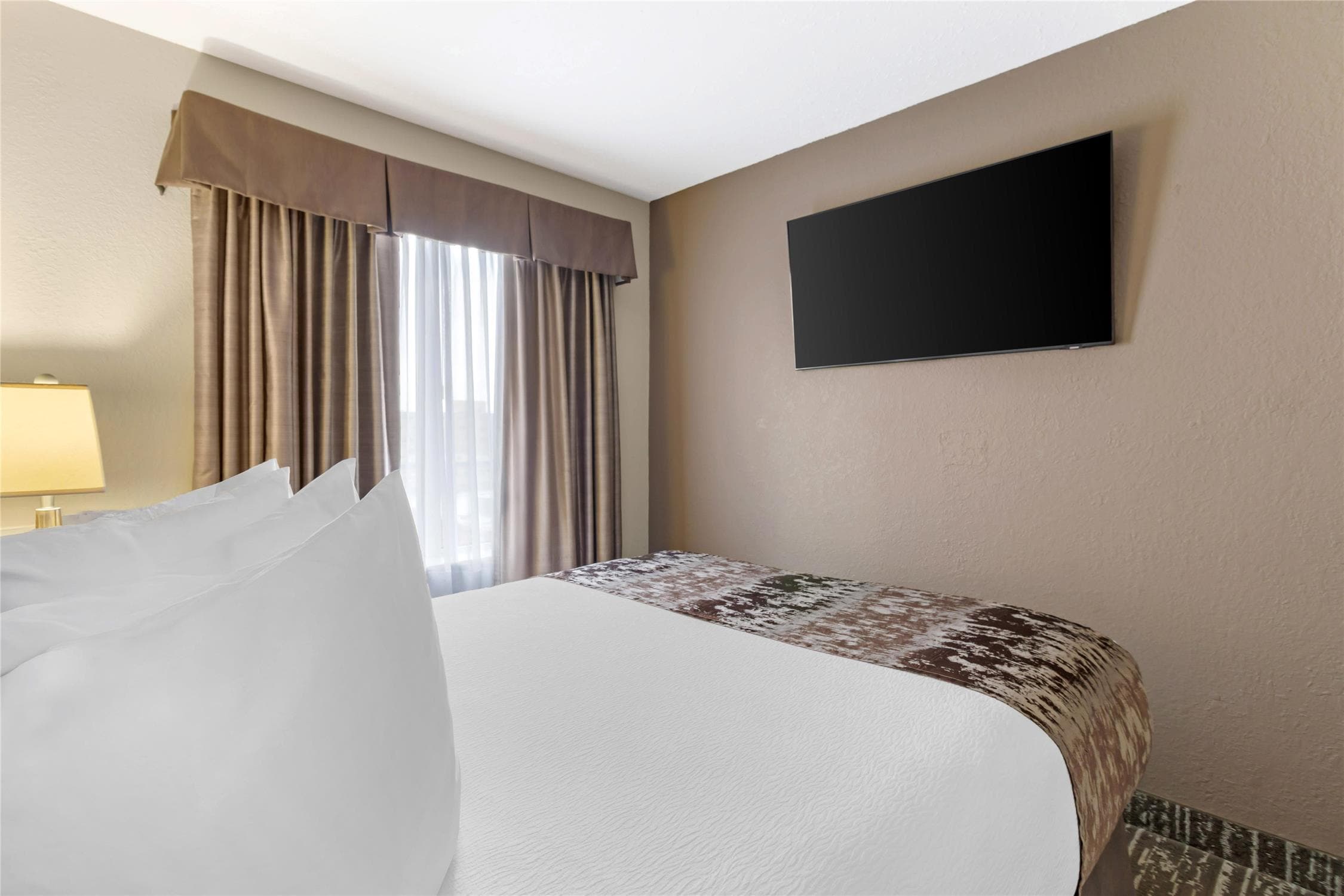 Best Western Plus Pembina Inn & Suites | Rooms & Rates