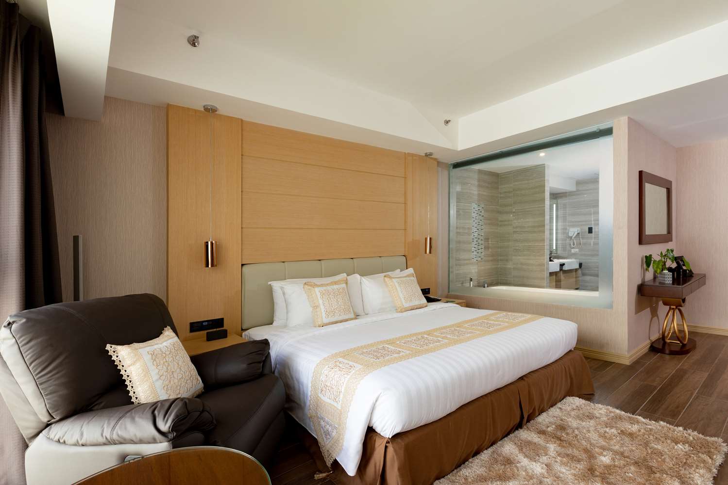 Best Western Plus Metro Clark Logo