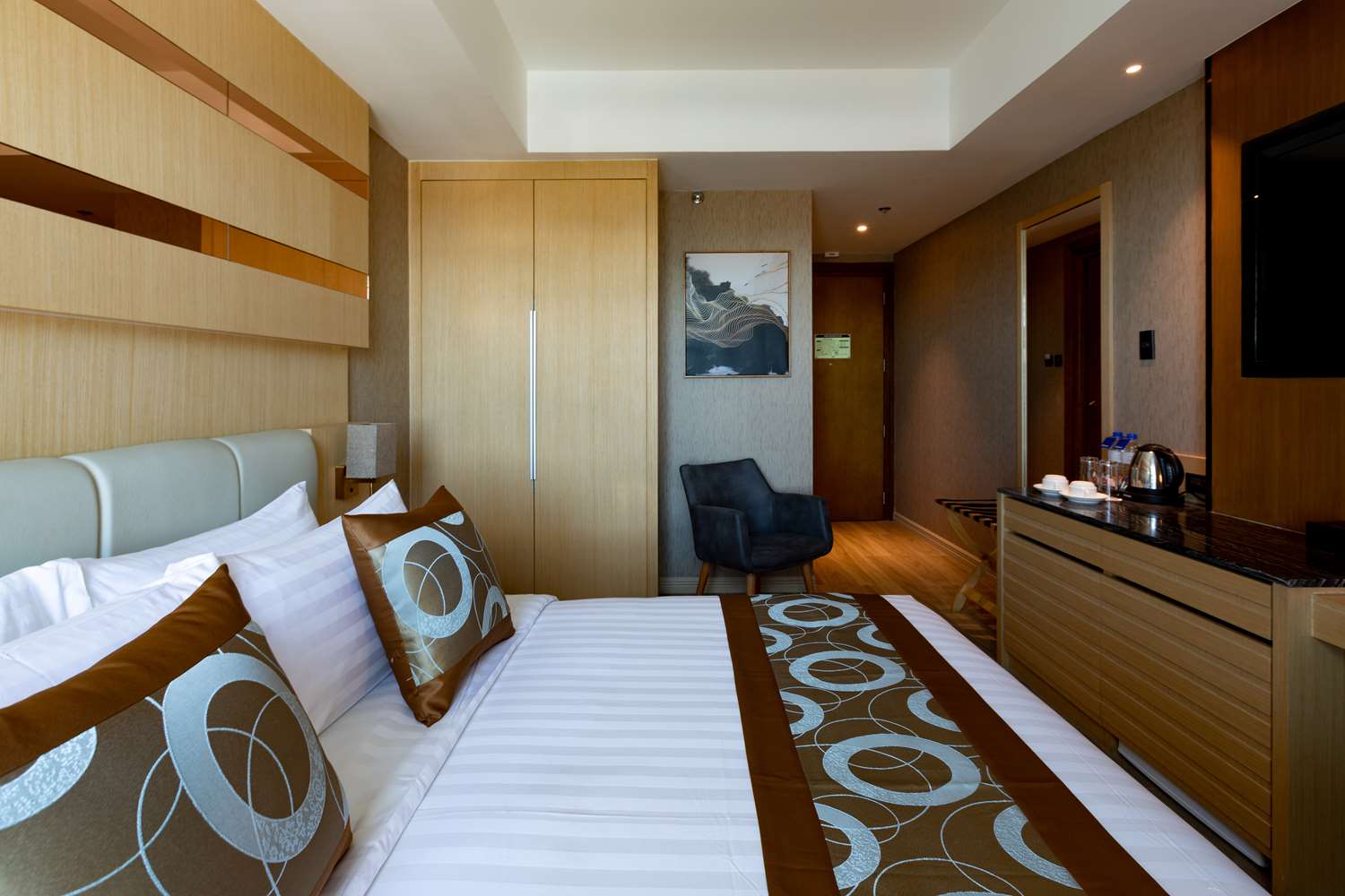 Best Western Plus Metro Clark Logo